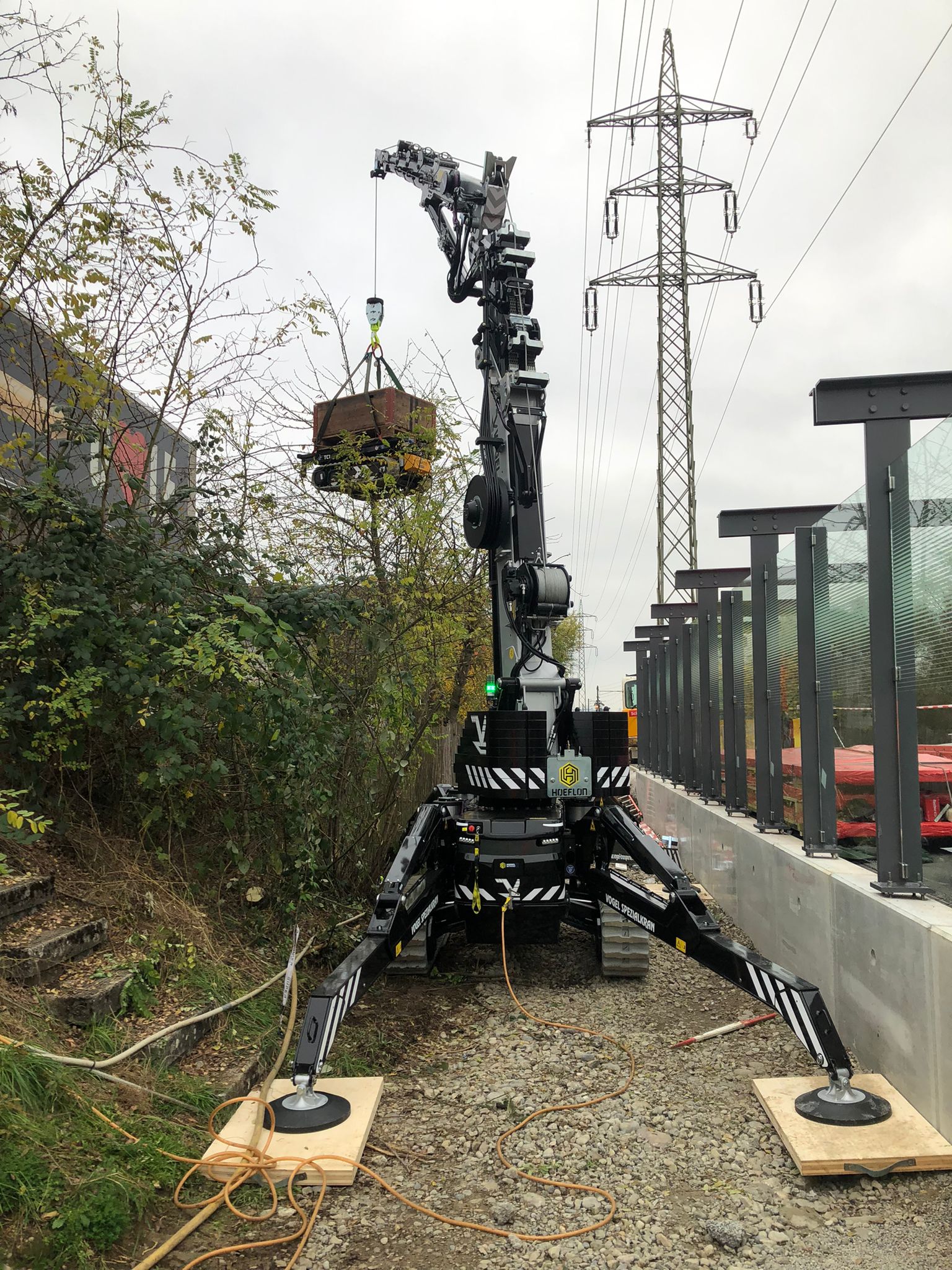 Raupenkran Hoeflon C30 - Vogel Transporte